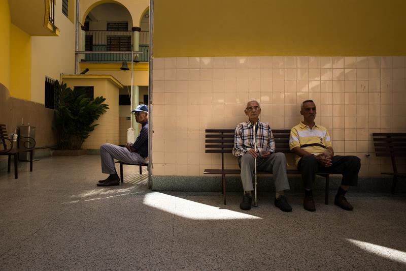 Entre la escasez y la crisis pasan el Día del Padre los abuelos de un ...